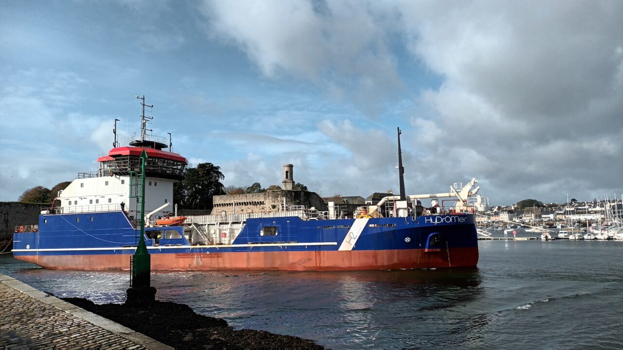 La drague Hydromer mise au sec au port de Concarneau : Carenco et les ...